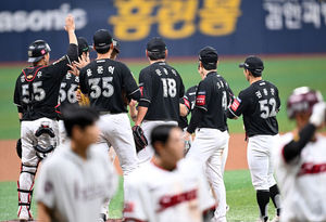 [사진]키움전 승리의 기쁨 나누는 KT - OSEN