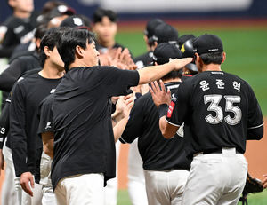 [사진]장성우,'잘했다 KT' - OSEN