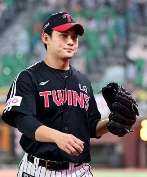 ‘157km’ 슈퍼 루키, 152km-152km 198홈런 거포 잡고 데뷔 첫 홀드 따내다…필승조 테스트 합격, 염갈량 “한 단계 성장하는 계기” - OSEN