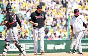 [사진]3회 2사 2루 상황에서 장현식 카드 꺼내는 LG - OSEN