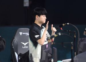 [LCK] ‘600전 쇼메이커, 300승 에이밍’ DK, 시즌 5승 사냥 2위 탈환…디알엑스 5연패 - OSEN