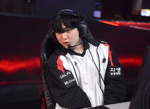 [현장 SNS] 승부수 띄운 KT, 1R DNF전 ‘덕담’ 5경기 만에 선발 출전 - OSEN