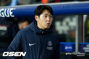 충격! 엔리케 감독, 또 이강인 로테이션 희생양 만든다... '맞지 않는 옷' 수비형 MF 역할 부여 - OSEN