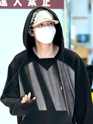 [사진]BTS 제이홉 귀국, '팬들 향해 반갑게' - OSEN