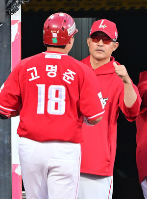 [사진]이숭용 감독,'고명준 좋았어' - OSEN