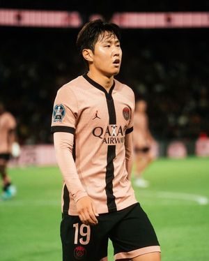 "LEE 끔찍하다!" 이강인, 빨리 맨유 가야겠다...벤치 신세→'포지션 강제 변신' 이어 또 맹비난 "PSG 수준 안 돼" - OSEN