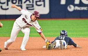 [사진]도루 실패하는 정수빈 - OSEN