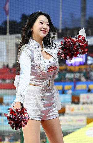 [사진]SSG 이연진 치어리더,'시선 사로잡는 볼륨 몸매' - OSEN