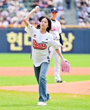 [사진]시구하는 배우 정수빈 - OSEN