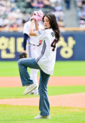 [사진]배우 정수빈,'정수빈 선수한테 시구 배웠어요' - OSEN