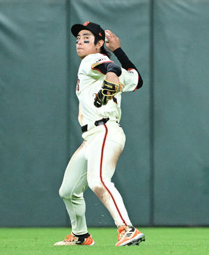 "완벽한 송구" 3번째 보살 완성…'ML 상위 13%' 이정후 송구력인데, '하위 16%' 느림보가 무시하다니 - OSEN