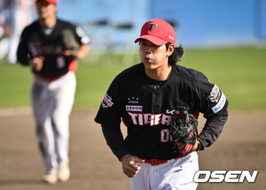 "2군에서 제일 잘 던져" 꽃감독 5월 콜업 예고, 154km 7년차 1R 장발클로저, 데뷔 이루어지나 - OSEN