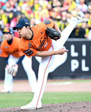 "투수는 맞으면서 배우는 것" 4점차 리드에 8G 무실점 끝난 정우주, 성장의 과정이다 - OSEN