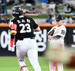 [사진]이도윤, 오스틴 잘 치네 - OSEN