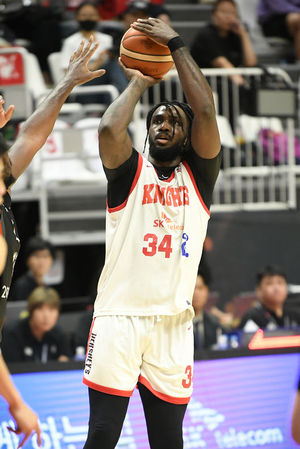 ‘워니 40점 원맨쇼!’ SK, 통산 7번째 챔프전 진출…LG와 우승다툼 - OSEN