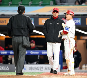 [사진]판정 확인 위해 그라운드 방문하는 이숭용 감독 - OSEN