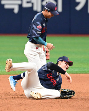 [사진]윤동희, '승리에 기쁜 나머지 몸개그 선사' - OSEN