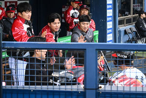 [사진]손용준 첫 안타 축하하는 LG - OSEN