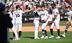 [사진]승리 기뻐하는 KT - OSEN