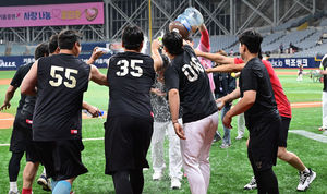 [사진]통산 400홈런 기록 쓴 KIA 최형우, '격한 축하 받으며' - OSEN