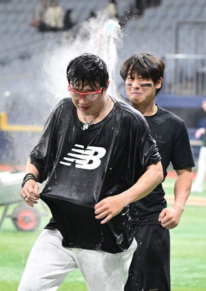 [사진]'통산 180승' KIA 양현종, '격한 축하 받으며' - OSEN