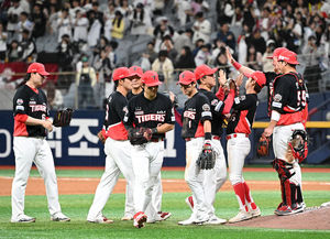 [사진]승리에 환호하는 KIA - OSEN