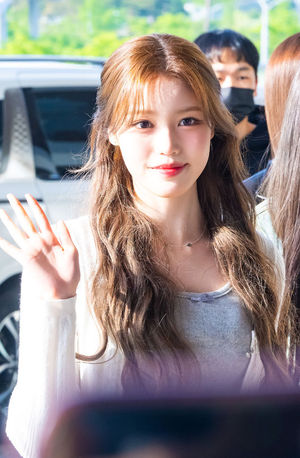 [사진]이즈나(izna) 정세비,'잘 다녀올게요' - OSEN