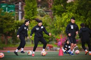 KFA-나이키, 여자 중고교생 대상 축구교실 사업 런칭 - OSEN