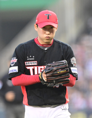 황동하 교통사고 전반기 아웃 악재...ERA 15.88 눈물의 윤영철 다시 일어나야 한다 - OSEN