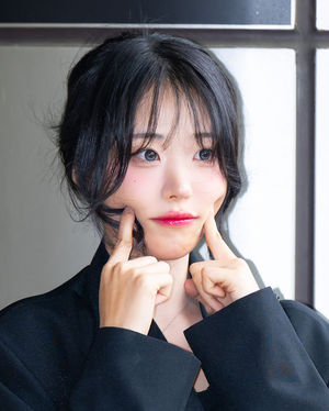 [사진]QWER 히나,'볼 찍어 콕' - OSEN