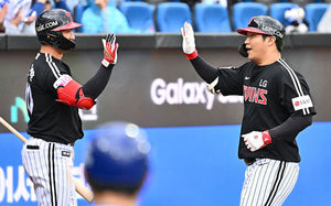 [사진] 문보경, 기쁜 솔로포 - OSEN