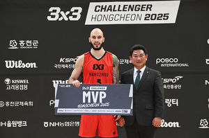 ‘홍천 챌린저 2025 MVP’ 칼루데로비치, “세 명이서 우승한 기분? 말로 설명할 수 없어” - OSEN