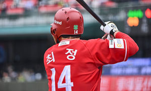 KBO 최초 대기록, 최정 500홈런 더블헤더에서 터질까…홈런볼 기증→1700만원 상당 선물 - OSEN