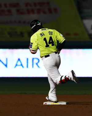 '1700만원 걸린 홈런볼 잡자' KIA-SSG 더블헤더 1차전 매진...최정 500홈런 터질까 - OSEN