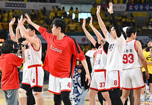 [사진] 서울 SK 선수들, 4차전 승리 - OSEN