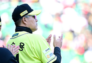 [사진]SSG 이숭용 감독, 'DH 1차전 승리에 박수를' - OSEN