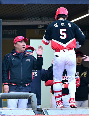 [사진]'DH 2차전 선제 솔로포' 김도영 맞이하는 KIA 이범호 감독 - OSEN