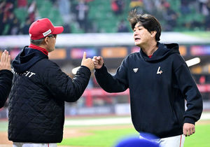 [사진]SSG 이숭용 감독, '김광현 호투로 DH 2차전도 잡았다 - OSEN