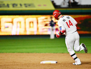 [사진]최정,'KBO리그 최초 500홈런을 향해 달렸다' - OSEN