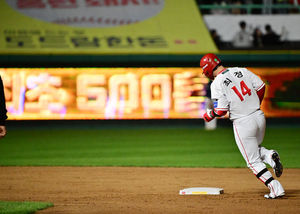 [사진]최정,'마침내 KBO리그 최초 500홈런' - OSEN