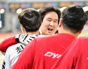 [사진]최정,'KBO리그 최초 500홈런! 기쁨의 포옹' - OSEN