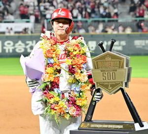 [사진]최정,'KBO리그 최초 500홈런 금자탑' - OSEN