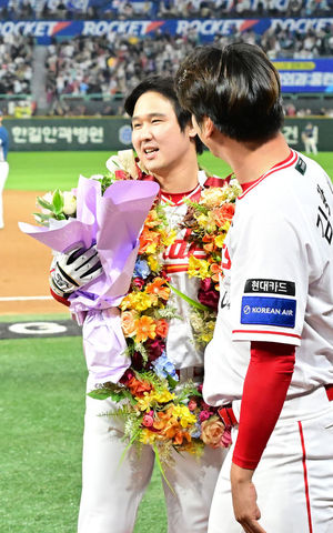 [사진]최정,'KBO리그 최초 500홈런의 기쁨을 나누며' - OSEN