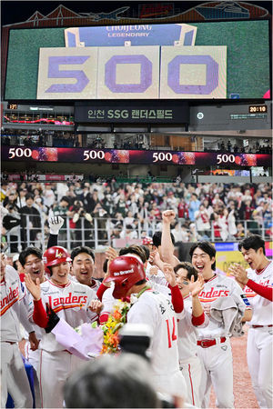 [사진]최정,'KBO리그 최초 500홈런, 뜨거운 축하' - OSEN