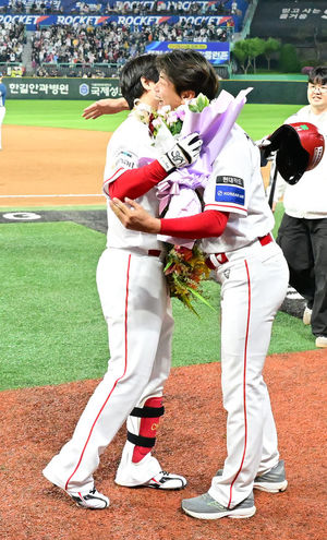 [사진]김광현,'최정! 500홈런 축하해' - OSEN