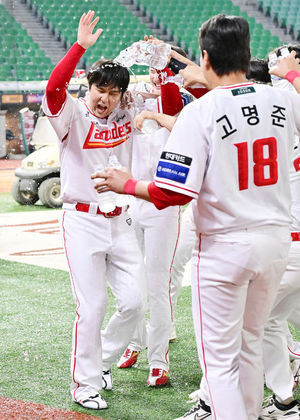 [사진]최정,'500홈런 축하 물세례! 시원하게 뿌려라' - OSEN