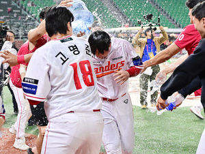 [사진]최정,'500홈런 축하 물세례! 도망가자' - OSEN