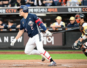 [사진]선취 1타점 적시타 양의지,'달리자' - OSEN