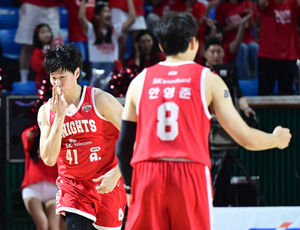 [사진]SK 오세근, '3점슛 키스' - OSEN