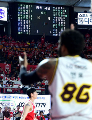 [사진]프로농구 챔피언결정 7차전 1쿼터 스코어는 '10-8' - OSEN